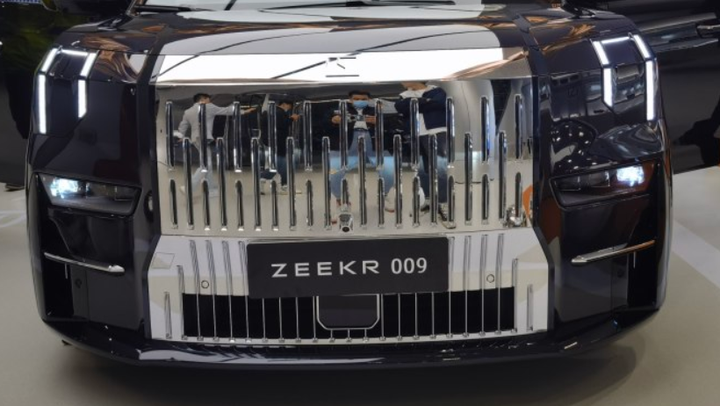 极氪009实拍，气场压过埃尔法，轴距超过GL8 - 知乎