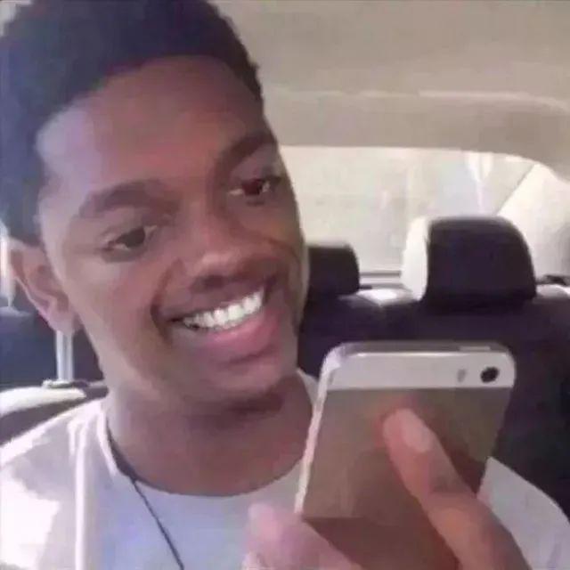 有哪些有趣的地铁老人看手机表情包？ - 知乎