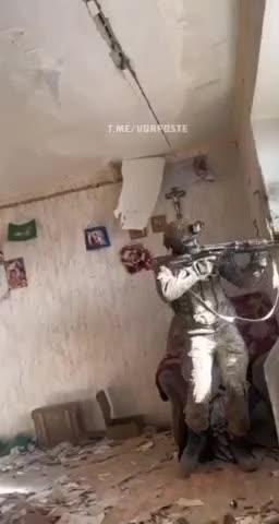 视频报道： 巴赫穆特南郊Opytny 村打巷战的乌军士兵 - 知乎