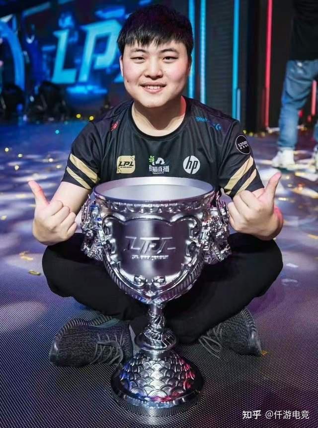 “UZI报复RNG图”火了！UZI：RNG黑金卡不行，UZI白金卡真能退款 - 知乎