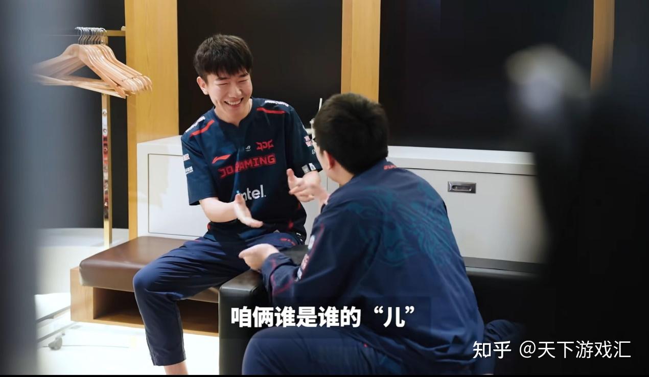 JDG冠军文化逗乐观众，369沉迷父子游戏，Bin一脸严肃，后被暴打 - 知乎