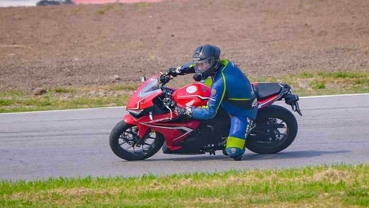 深度试驾本田CBR400R，优缺点明显 - 知乎