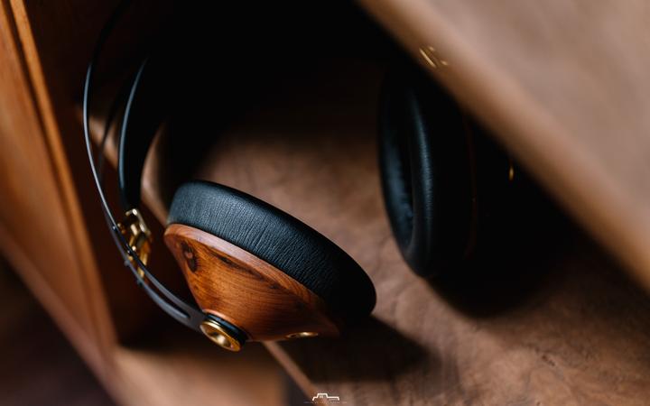 Meze 99 Classics 头戴式耳机评测：木质经典，轻松好声音 - 知乎