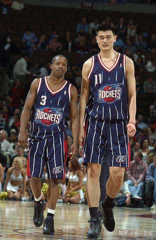 姚明首次打季后赛面对奥尼尔场均15分7板，奥尼尔什么数据？ - 知乎