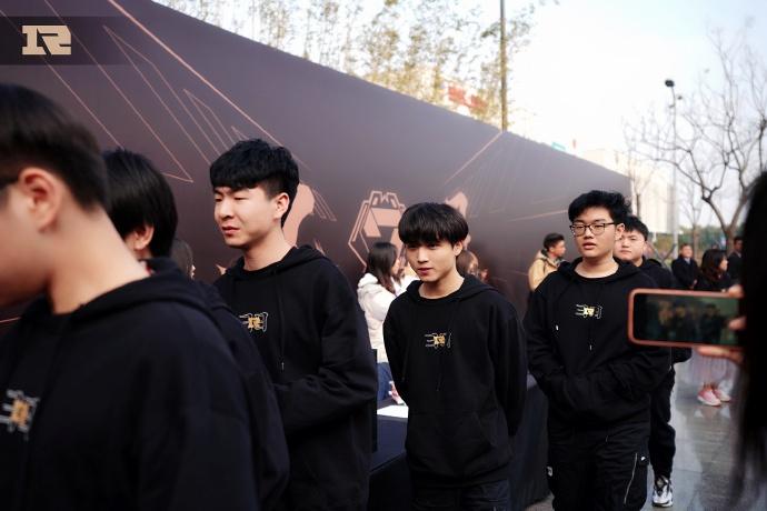 每日LOL圈：吴磊祝福RNG七周年；SB碾压GRF新阵容 - 知乎