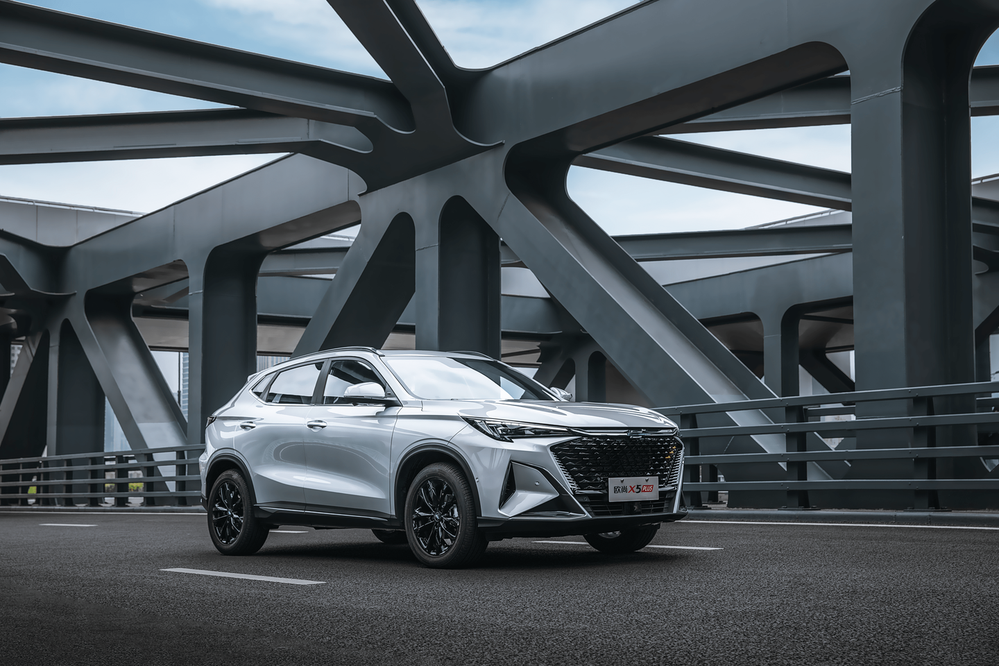 搭载30英寸智慧三联屏、车外语音、一键回程，欧尚X5 PLUS售价9.59万起 - 知乎