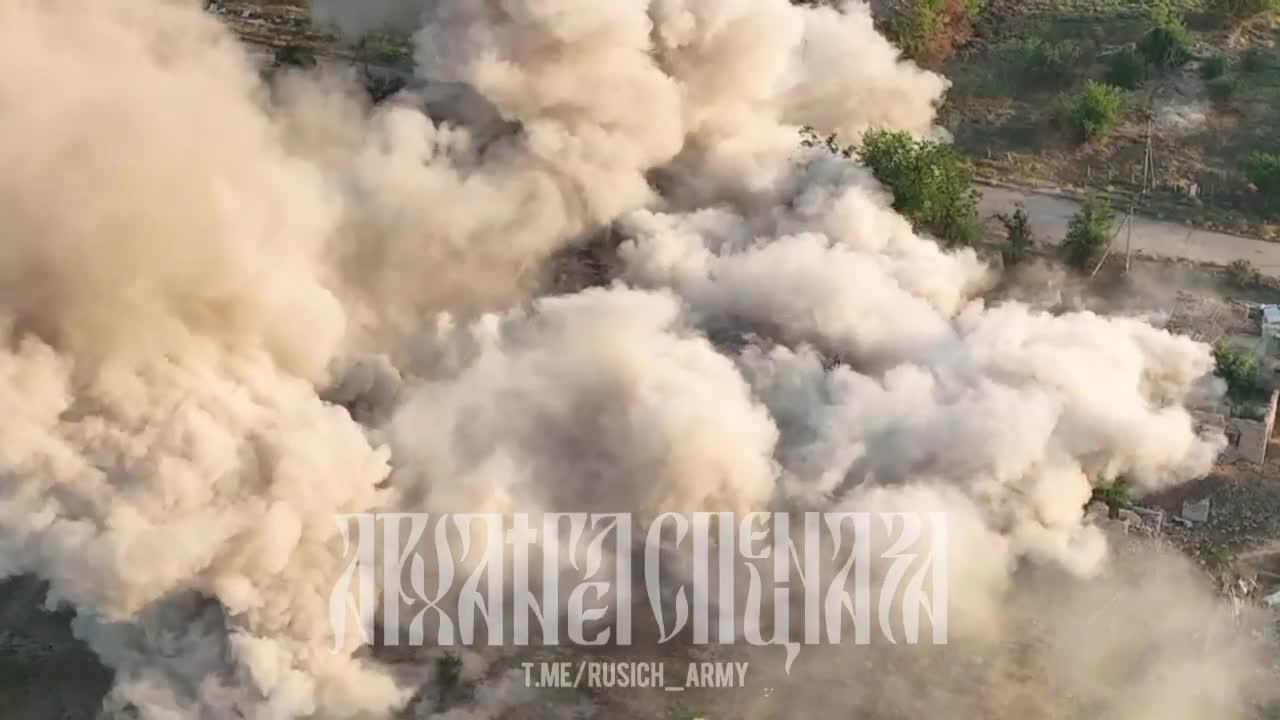 俄军一枚 Kh-38ML 导弹袭击赫尔松州一座建筑物的视频 - 知乎