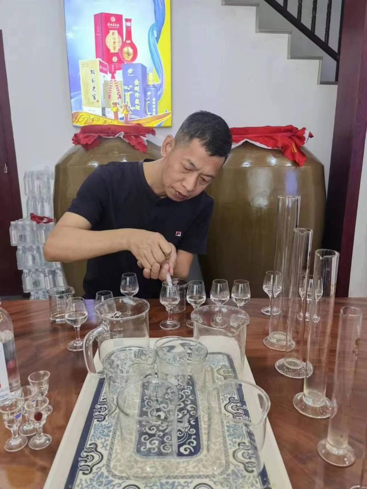 要调一款好酒，要不断的反复选调，试制小样，并通过时间与消费者的检验，才能调出一款好的新品。 知乎