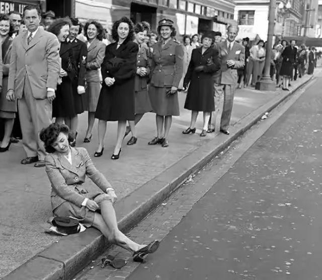 Nylon ）1935年美国有机化学家卡罗瑟斯研制出人要纤维尼龙（ Nylon ），随后尼龙丝袜诞生，记忆美图 - 知乎