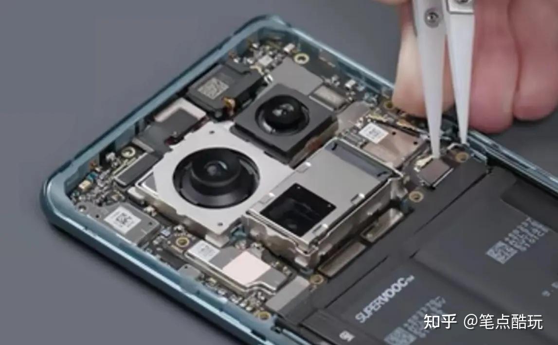 为啥手机摄像头模组越做越大，既凸起、硌手，又不够轻薄了？