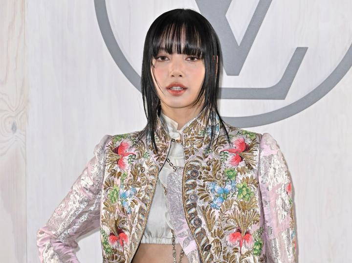 BLACKPINK的Lisa空降LV秀场，以性感的姿态，闪耀全场 - 知乎