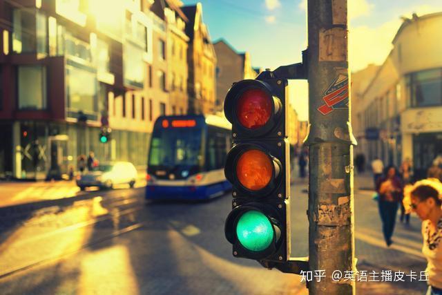 “等红灯”英语怎么说？正确表达是：wait for the green light - 知乎