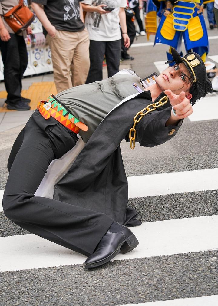 Coser秀《JoJo的奇妙冒险》空条承太郎下腰动作，一天只能做十次 - 知乎