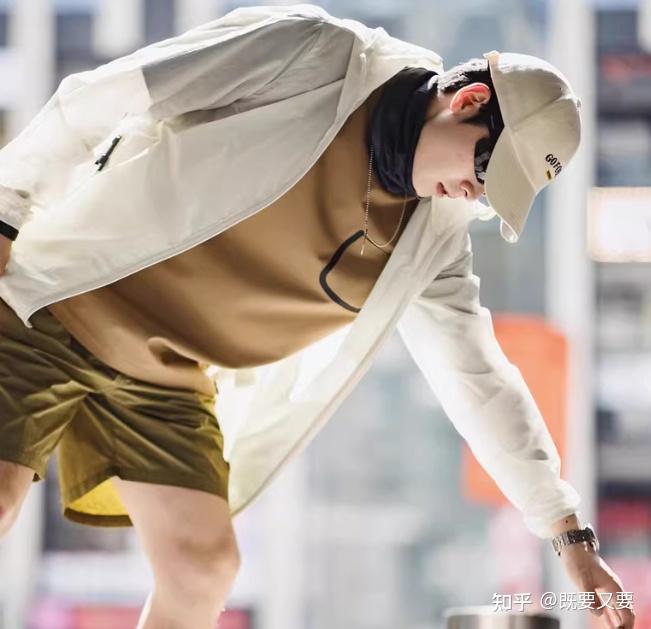 2026年男士夏装搭配推荐：不同风格的男生夏季穿搭模板、夏春秋服饰穿搭单品推荐，从头到脚整套搞定，不同风格轻松拿捏（含男士T恤、衬衫、短裤 ...