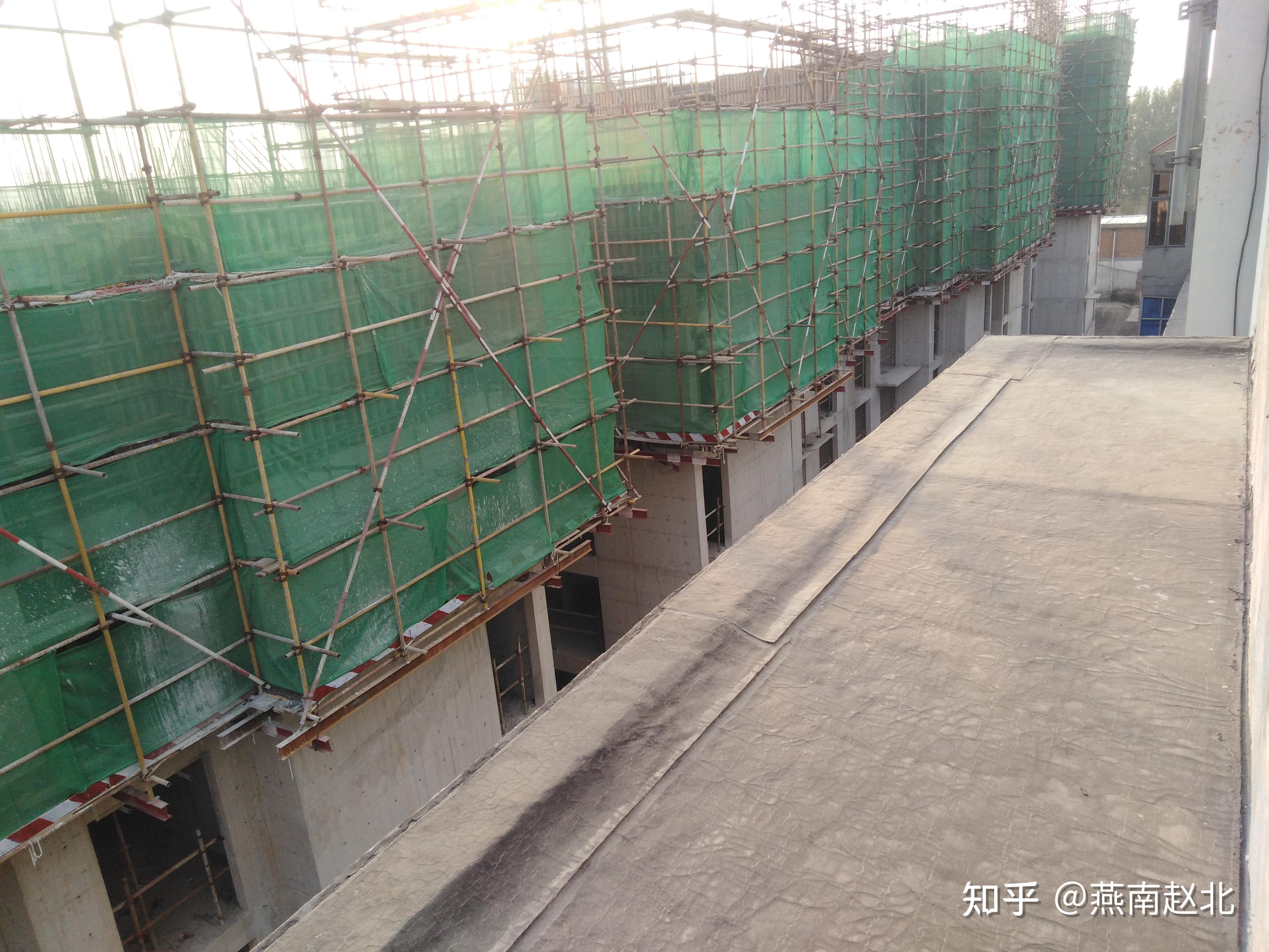 民居前面不到5米处建26层商品楼，住户：大白天都得开灯 - 知乎