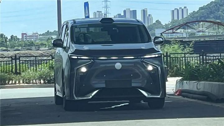 一脸张扬个性，存在感却很薄弱，合创V09实车谍照曝光 - 知乎