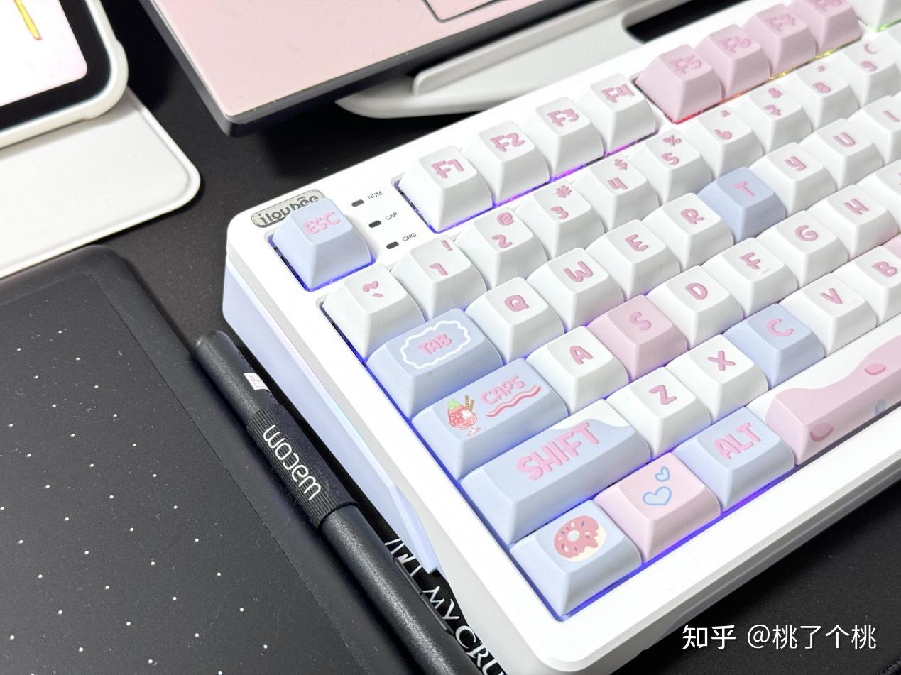 学生党首选机械键盘 | ilovebee b98三模机械键盘测评：高颜值实力派，清脆悦耳不扰民