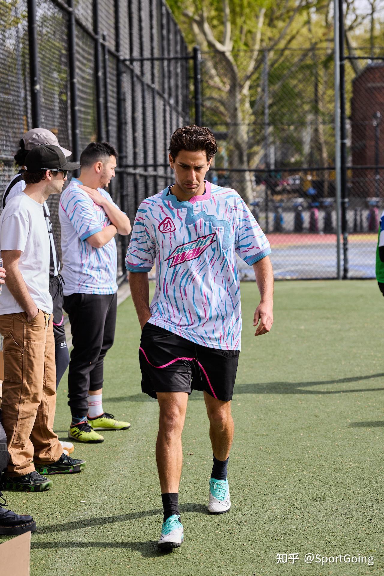 Umbro 与 MSCHF推出了足球联名系列，波浪感十足 - 知乎