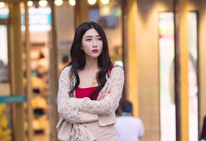 街拍:女性出门穿上高跟鞋,散发出迷人的气息 知乎