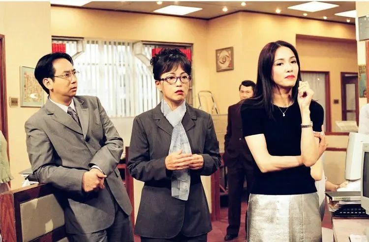 千禧年港剧《男亲女爱》之时髦精Miss Mo毛小慧服装造型， DoDo姐郑裕玲主演 - 知乎