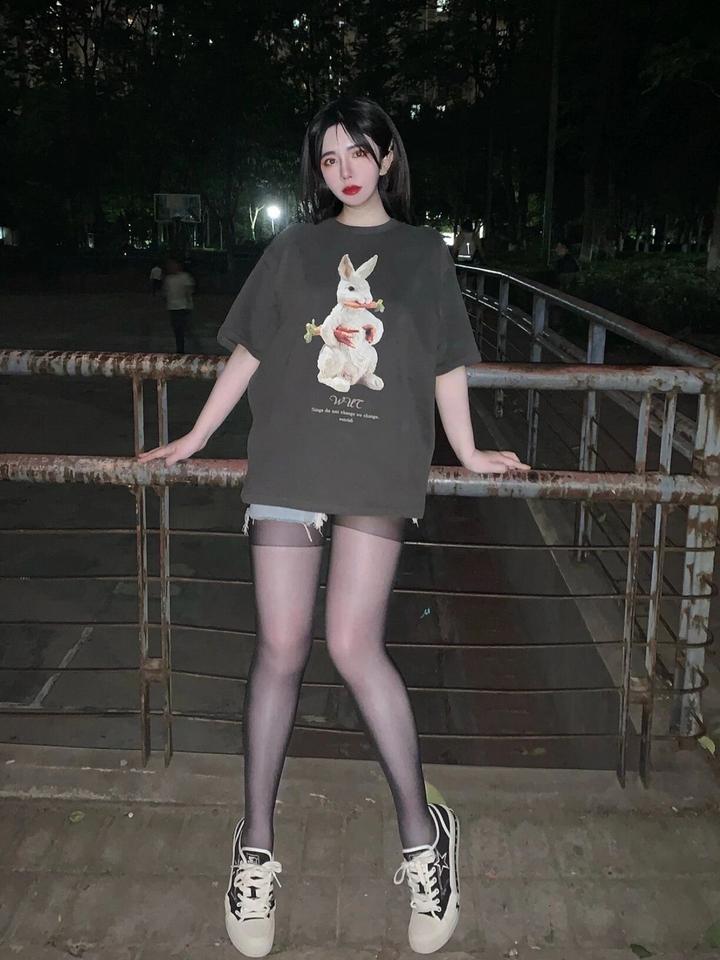 可爱兔兔女孩丨167cm 49kg长款T恤+黑丝袜服饰搭配 - 知乎