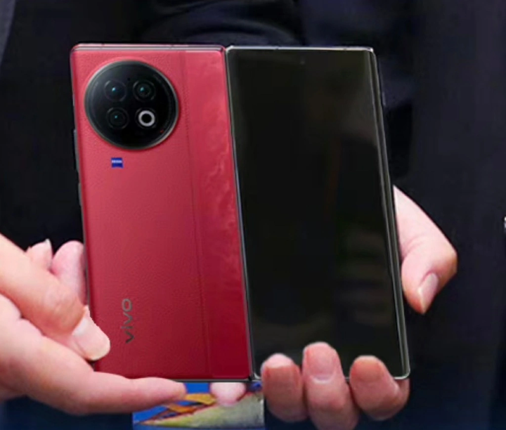 vivo X Fold2亮相：红色素皮+玻璃拼接，搭载骁龙8G2，砍了潜望长焦 - 知乎