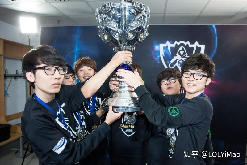 LoL Esports分享Faker四次捧起世界赛奖杯照片：伟大的十年 - 知乎