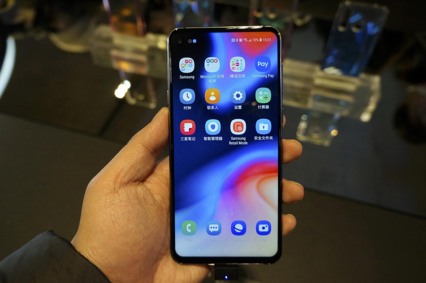 三星发布 Galaxy A8s：全球首款「钻孔屏」手机来了！ - 知乎