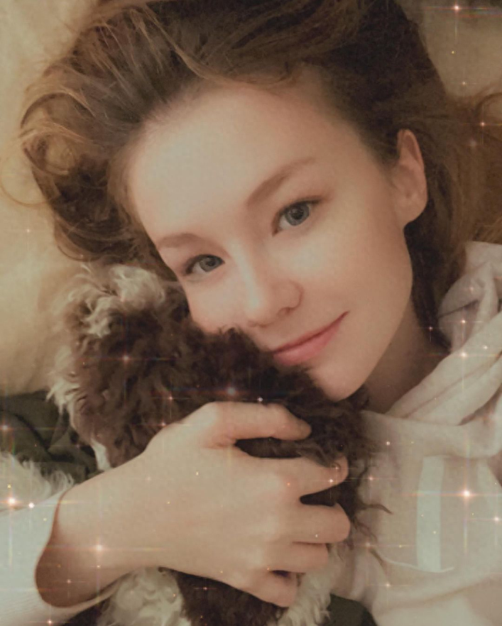 德艺双馨女演员艾米丽·布鲁姆(Emily Bloom)，天生丽质的邻家女孩 - 知乎