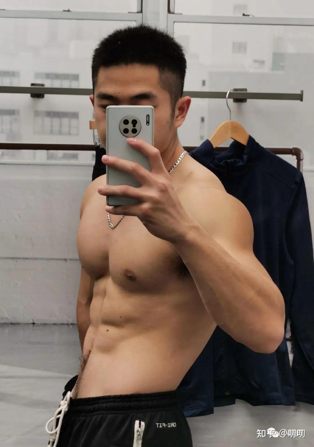 180cm体育壮男拍写真火了，网友直呼：新老公就是他啦！ - 知乎