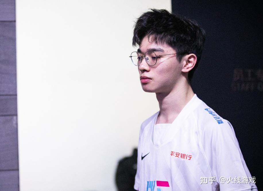 让UZI首发吧！Doggo更改直播间标题3355自嘲，通宵Rank到凌晨5点 - 知乎