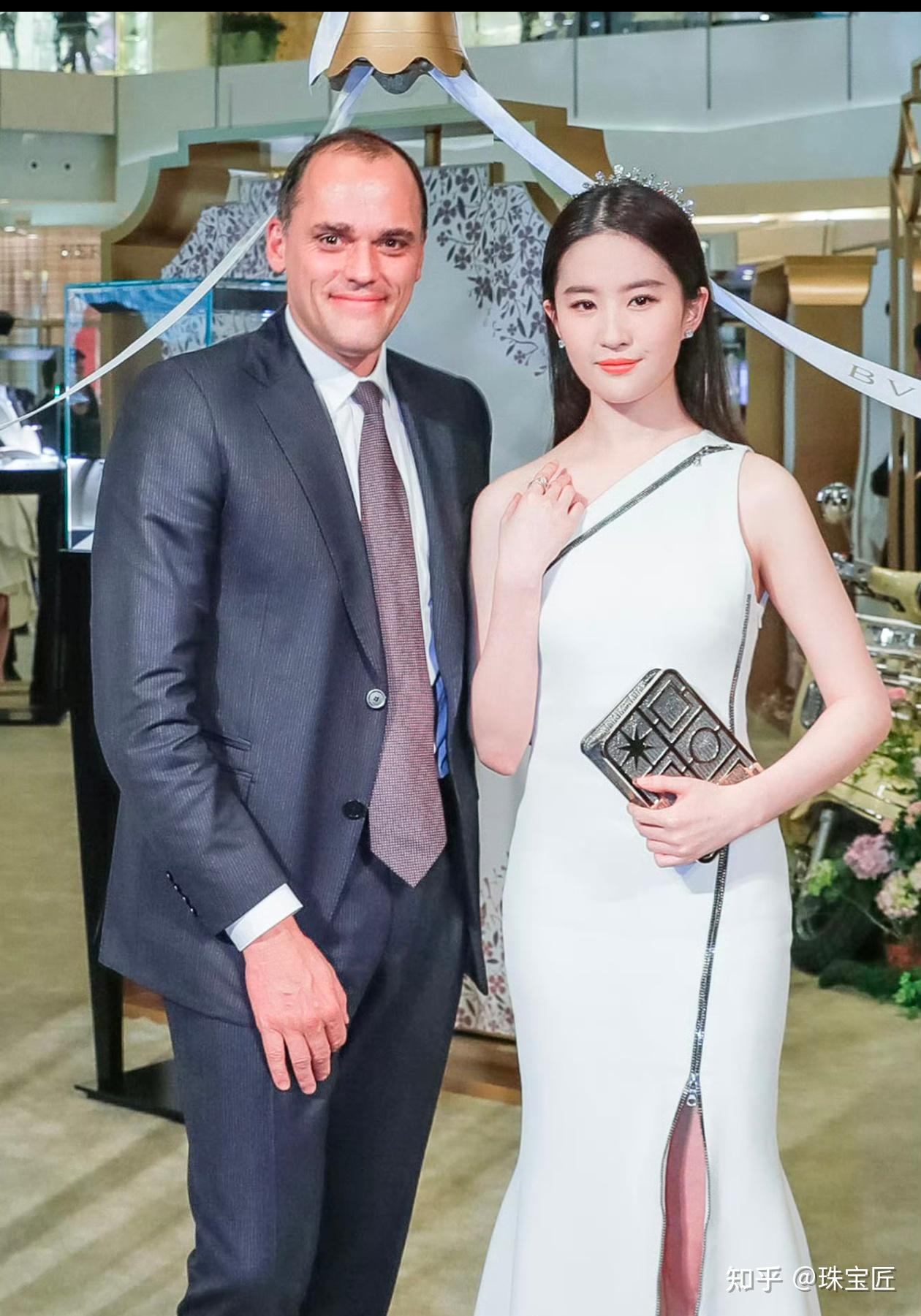 165ct！宝格丽：这次够大了吗！刘亦菲霸屏VOGUE，5亿蓝宝石终于抢镜成功！ - 知乎