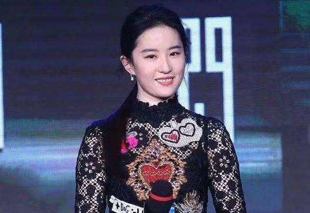 刘亦菲”气质真好，连又土又俗的黑色蕾丝裙，都能穿得这么高级 知乎