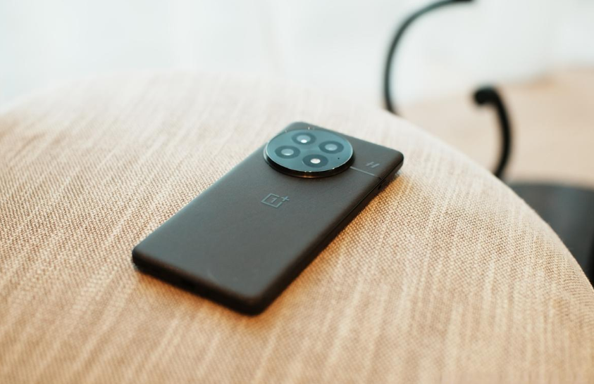 16G+512G价格“雪崩”，一加旗舰手机突然变香了，318W+2k屏 - 知乎