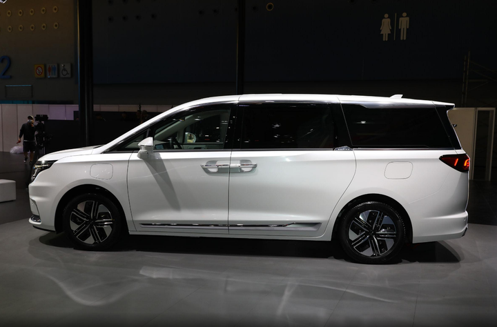 MPV越造越贵，但也有理性的，瑞风RF8起步预售16.99万，3.1米轴距 - 知乎