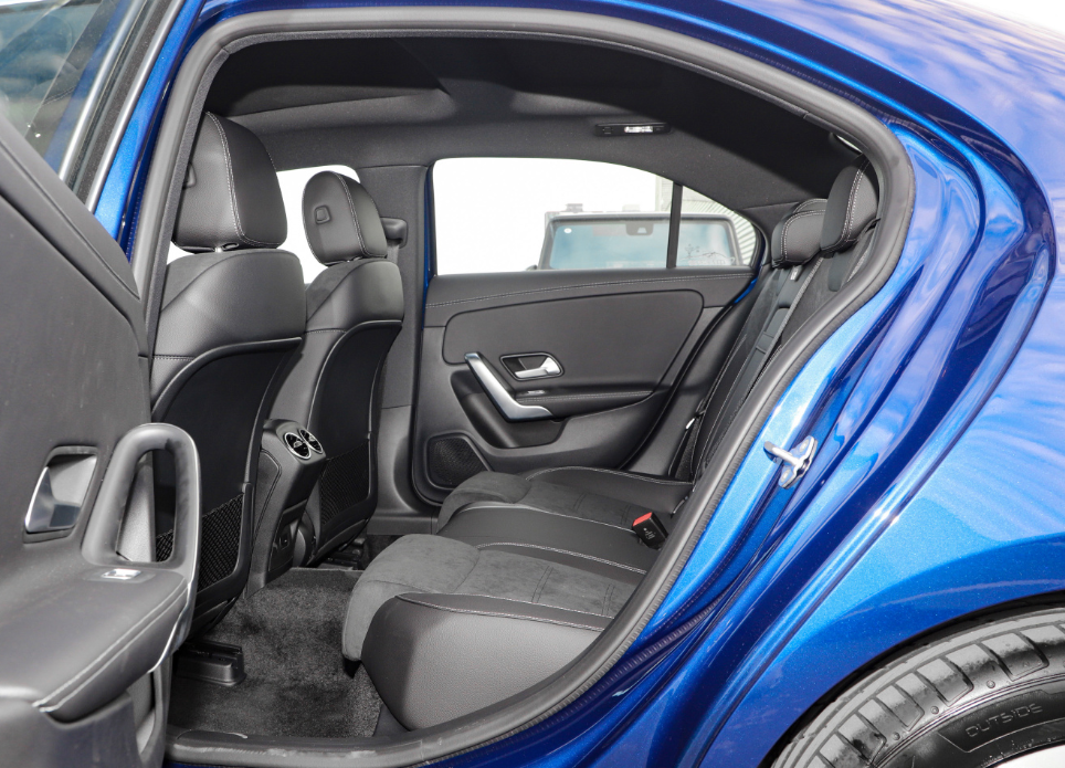 20多万的预算谁能满足年轻人的豪车梦？新款奔驰长轴距A级对比奥迪A3L - 知乎