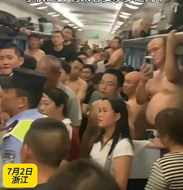 K1373列车脱轨旅客被困3小时黑衣小伙砸窗通风 更多细节曝光 - 知乎