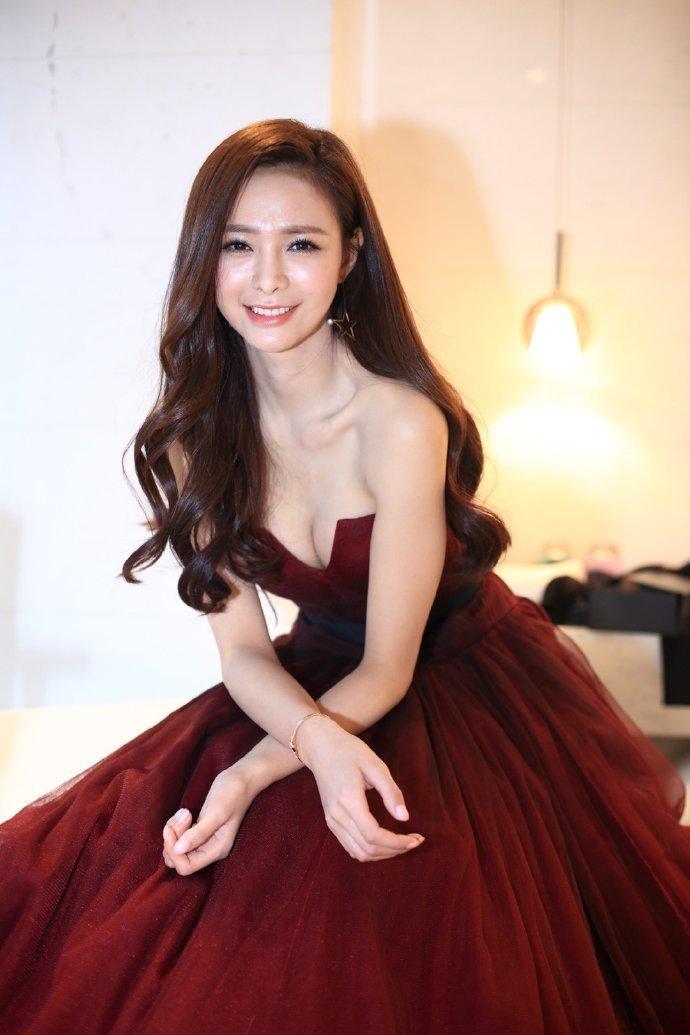 沈梦辰-深V拖地红裙图片分享 - 知乎