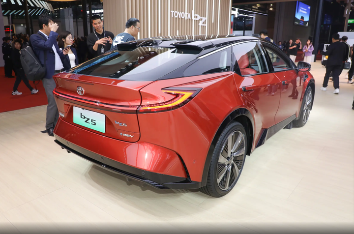 丰田开始找到状态，全新bZ5预售13万起，纯电中型SUV轿跑姿态 - 知乎