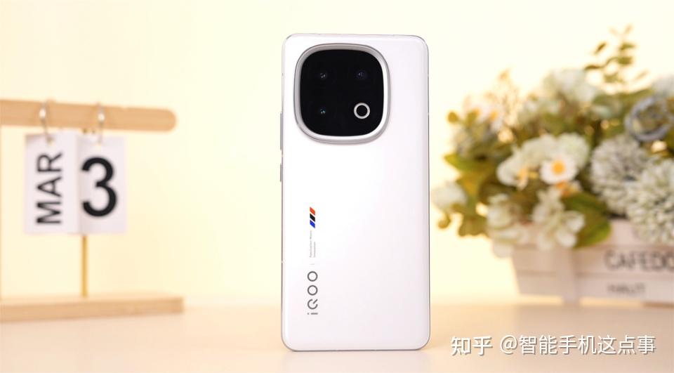 iQOO 15系列与真我GT8系列：双杯设计+普及潜望，年底发布 - 知乎