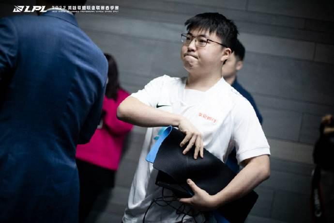 UZI复出首战BLG对IG，Theshy赛后锐评：AD没用 - 知乎