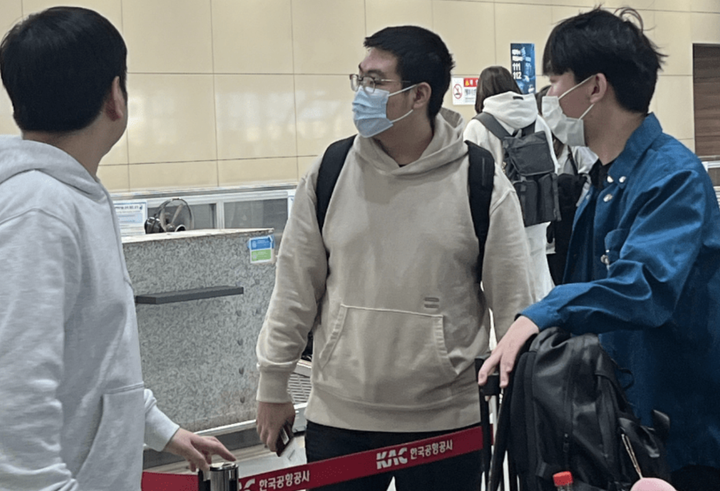 JDG结束S13之旅，369回国偶遇网友，第一句话：“不会怪我吧” - 知乎