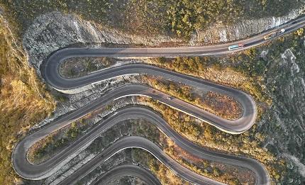 英语用法: "crooked" and "winding" trail - 知乎