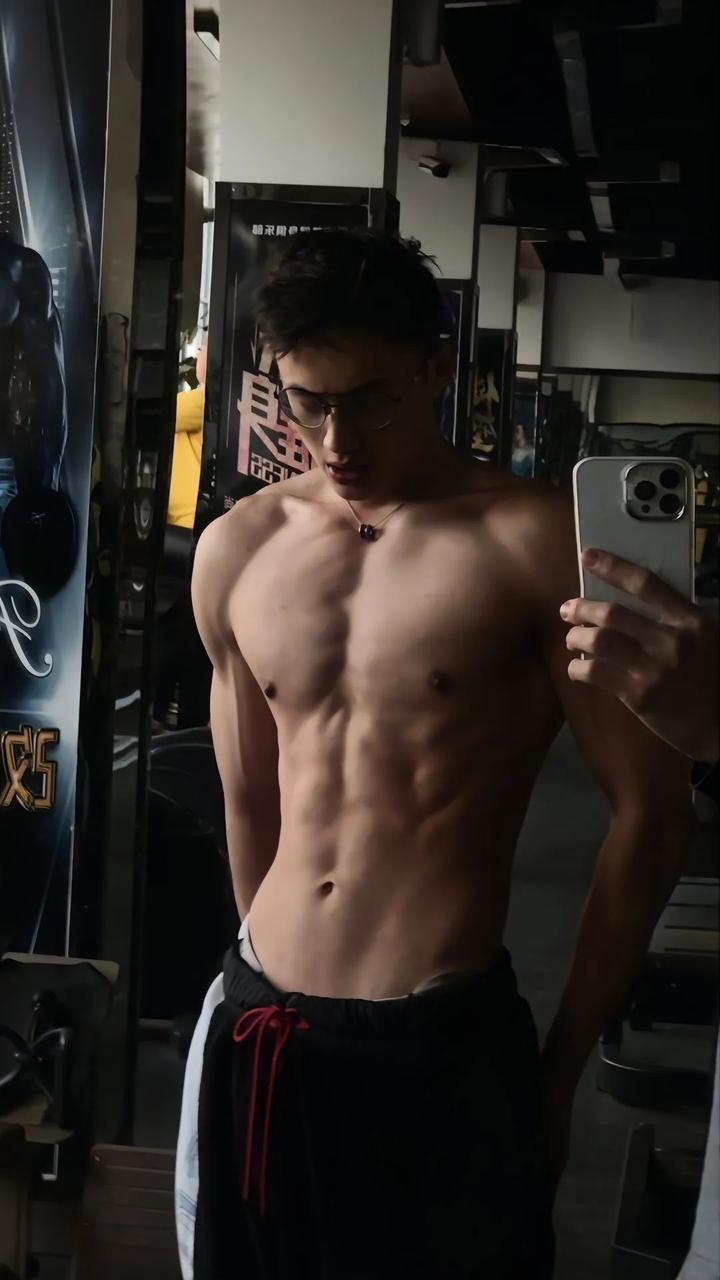 186cm昆明体育生，02年小狼狗痞帅有型！ - 知乎