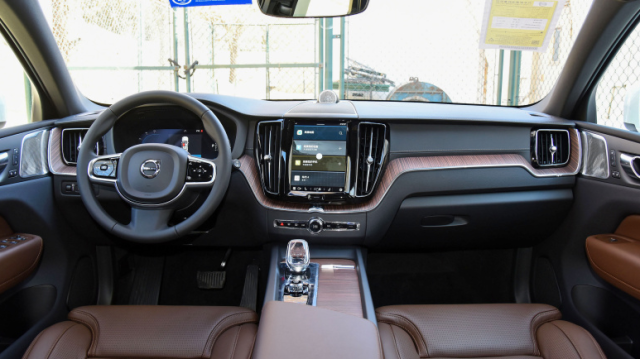 新款沃尔沃XC60 T8：纯电续航有64公里，养车每月要花2200元 - 知乎