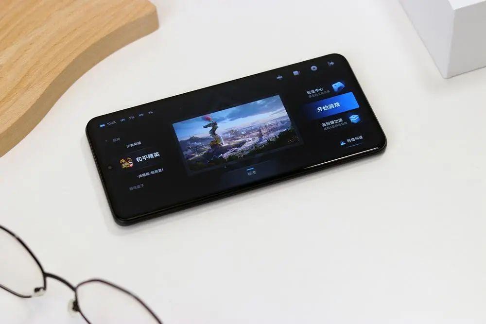 红米K50至尊版火速开箱，1.5K屏幕一点都不“辣眼”