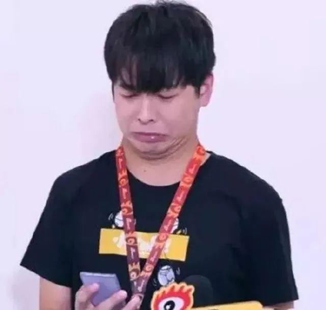 有哪些有趣的地铁老人看手机表情包？ - 知乎