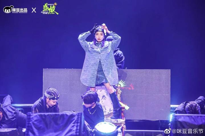 VaVa演出现场突发意外，她为了救场做了一件所有人都没想到的事！ - 知乎