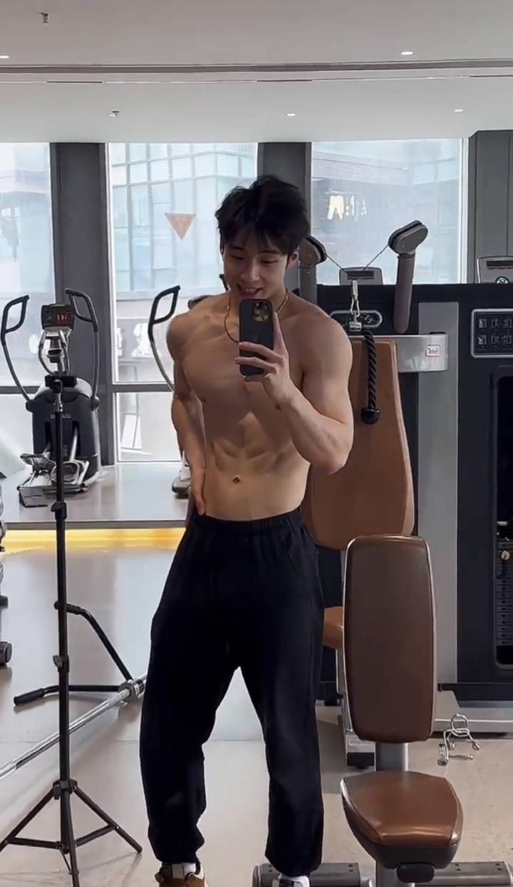 反差感YYDS！184cm肌肉小奶狗也太会了…… - 知乎