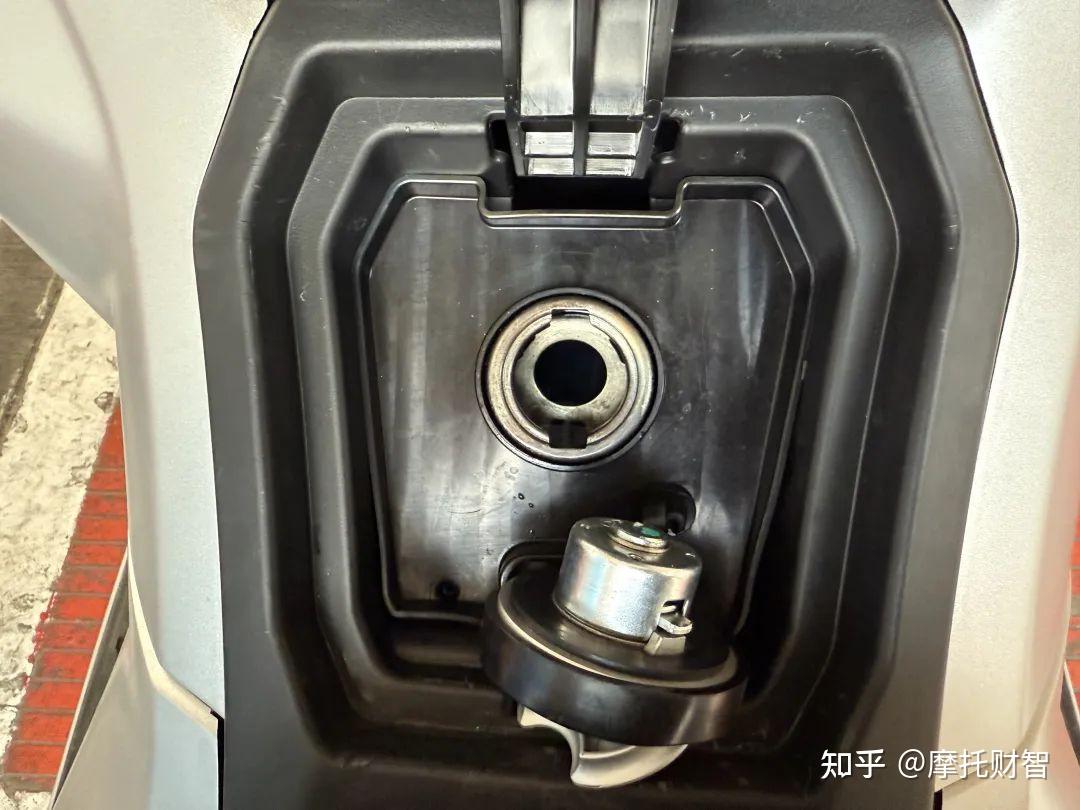 可以硬刚本田ADV350的旅行多面手—33980元光阳X350静态测评 - 知乎